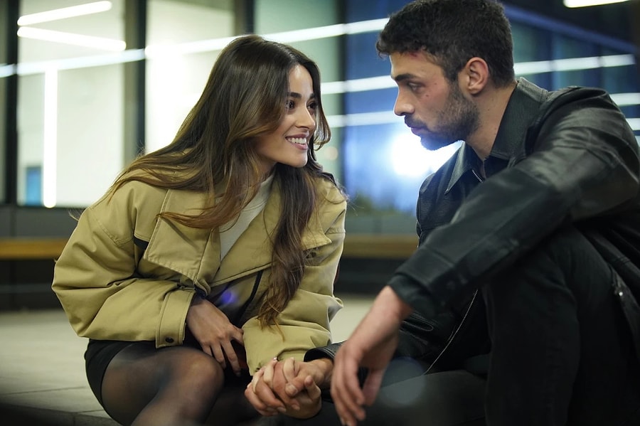 Yabani Dizisinin Kavuşamayan Aşıkları Halit Özgür Sarı ve Simay Barlas ...