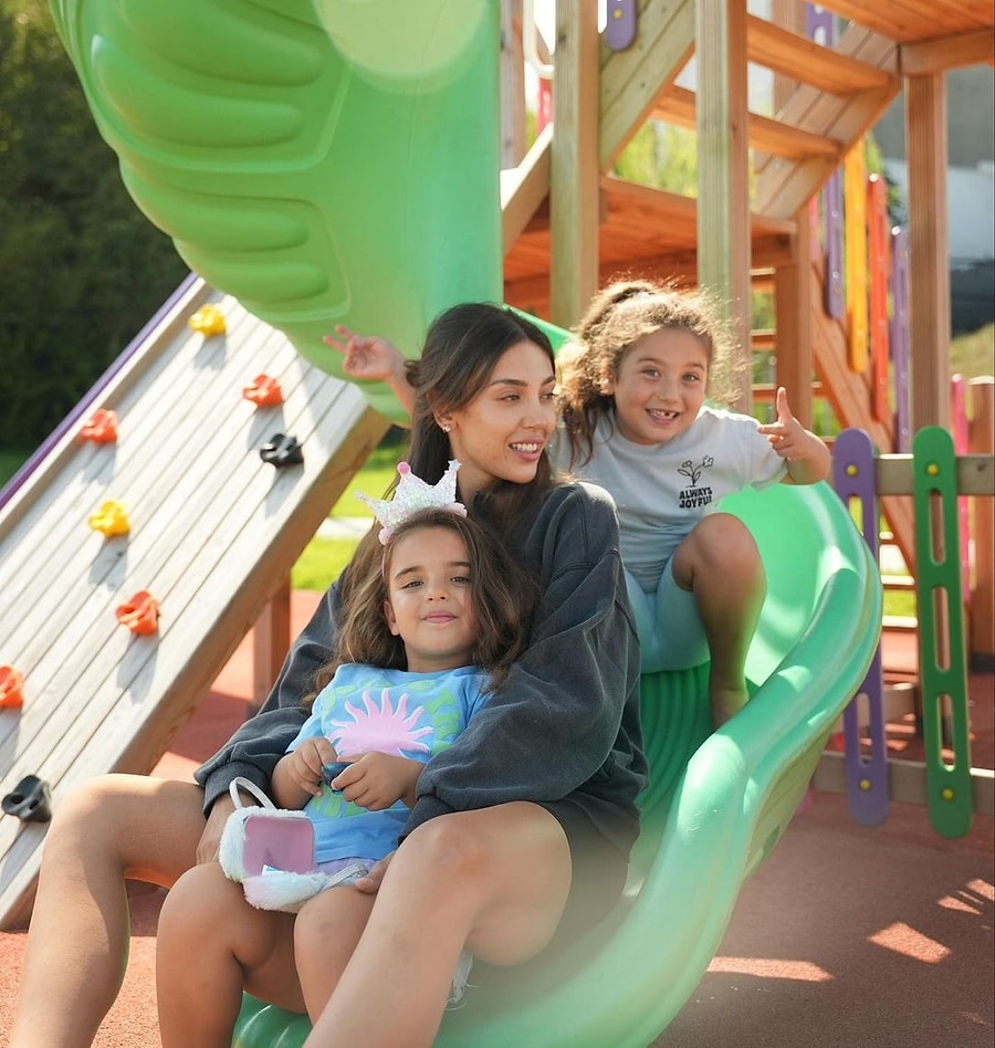 Kızlarının Üzerine Dolap Düşen Özlem Ada Şahin ve Berkay Şahin'in ...