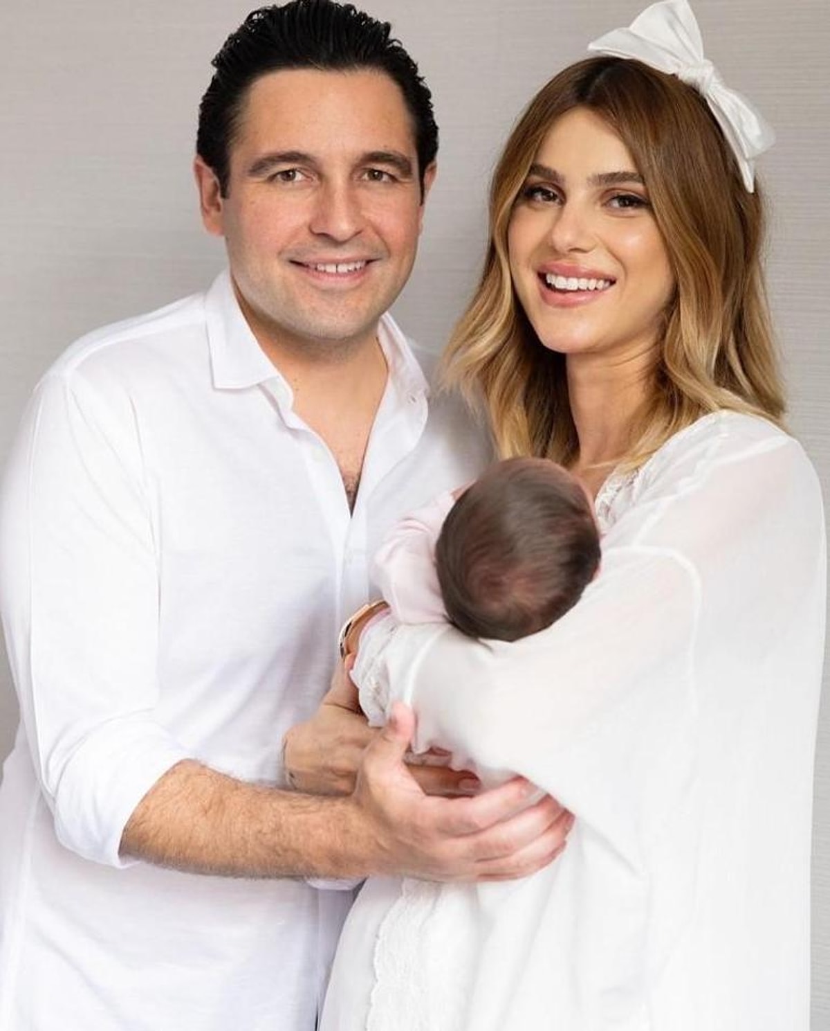 Nazlı Sabancı Kızı Arzu Alara'yı Paylaşırken Yüzünü Kapatmak İçin ...