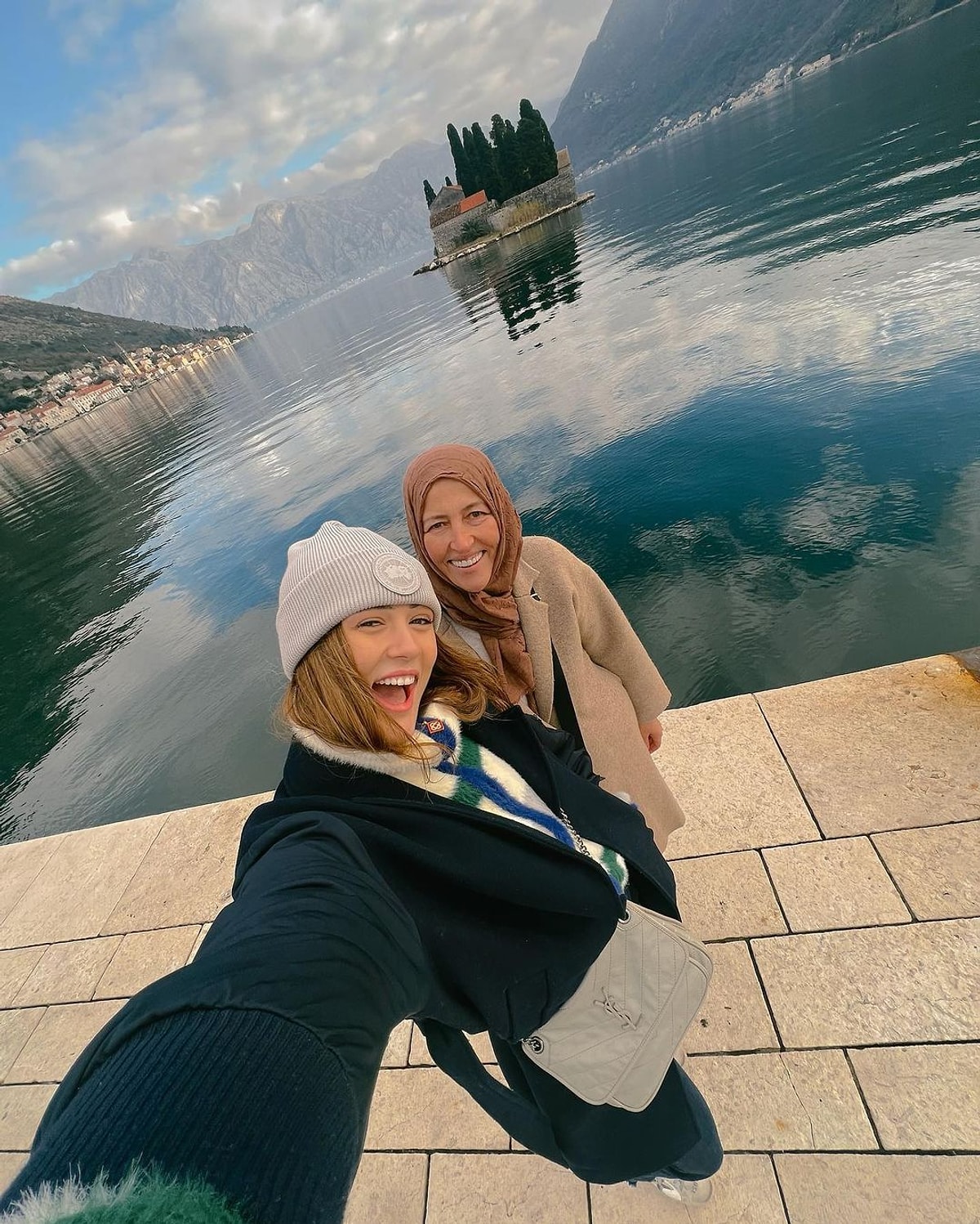 Zehra Güneş'in Annesiyle Tatil Pozları Güzelliğinin Genetik Olduğunu ...