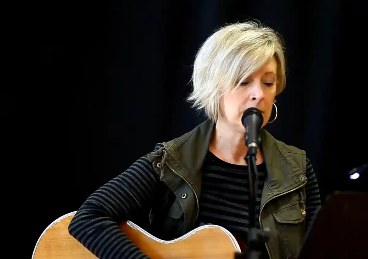 Remembering Laura Lynch: A Trailblazer in Music and Legacy - Onedio