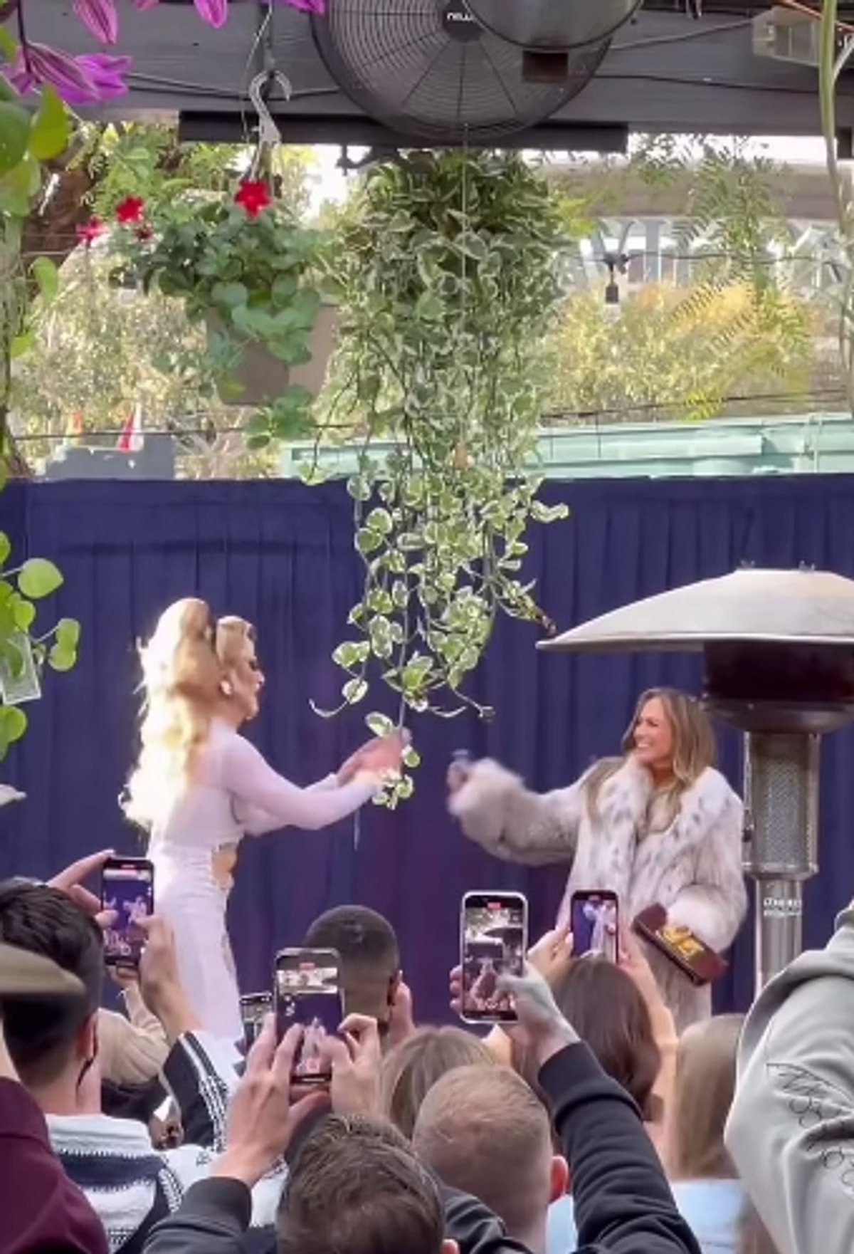 Jennifer Lopez'den Kendisini Taklit Eden Drag Queen'e Muhteşem Sürpriz ...