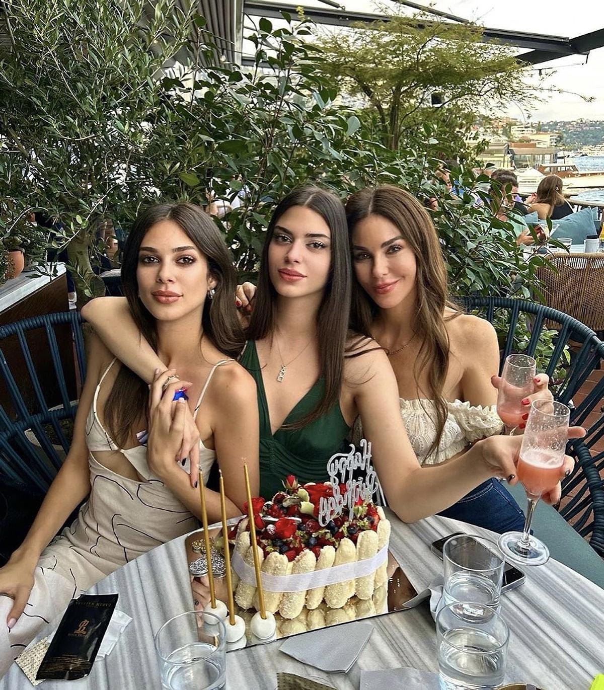 Derin Talu, Paylaşımı ve İmasıyla "Bu Neydi Şimdi?" Dedirtti - Onedio