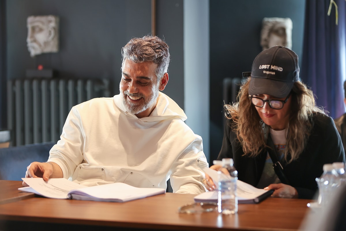 Şevval Sam ve Caner Cindoruk'un Yeni Dizisi Yandaki Oda Oyuncularından ...