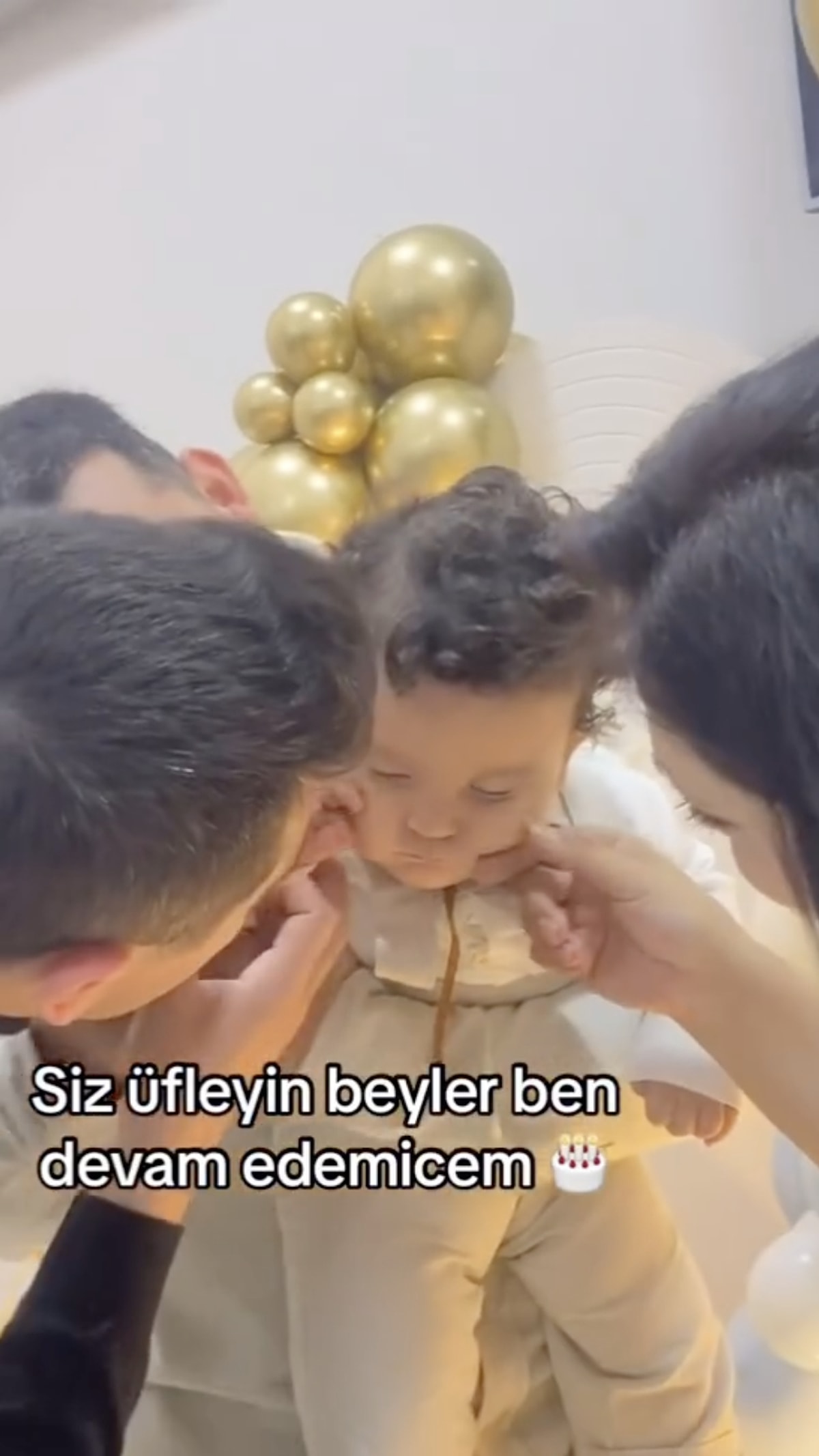 Doğum Günü Kutlanırken Uykusu Gelen Miniğin Mumu Bile Üfleyemeden Uyuyakaldığı Anlar Hepinizi ...