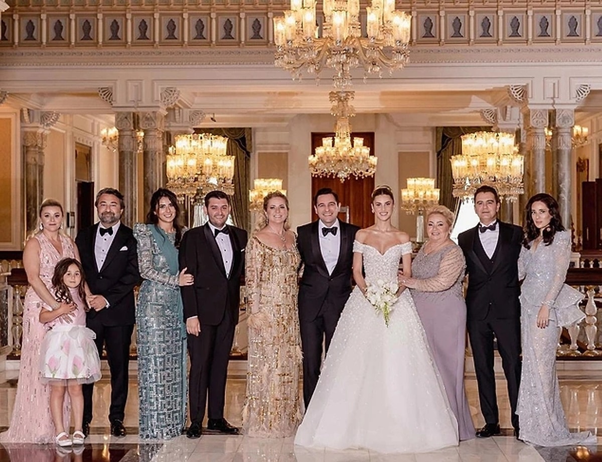 Daha Önce Giydiği Bir Elbiseyi Kardeşinin Nişanında da Giyen Nazlı ...