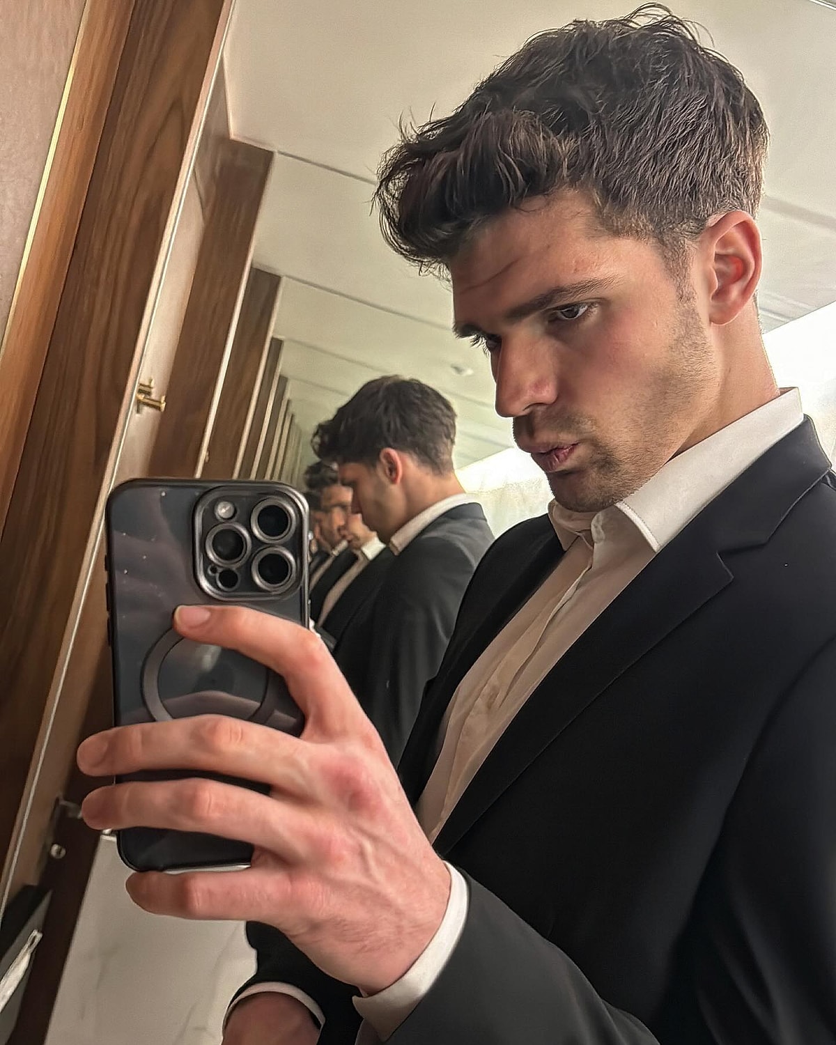 Yakışıklılığıyla Dikkatleri Üzerine Çeken Fenerbahçeli Tarık Biberovic ...