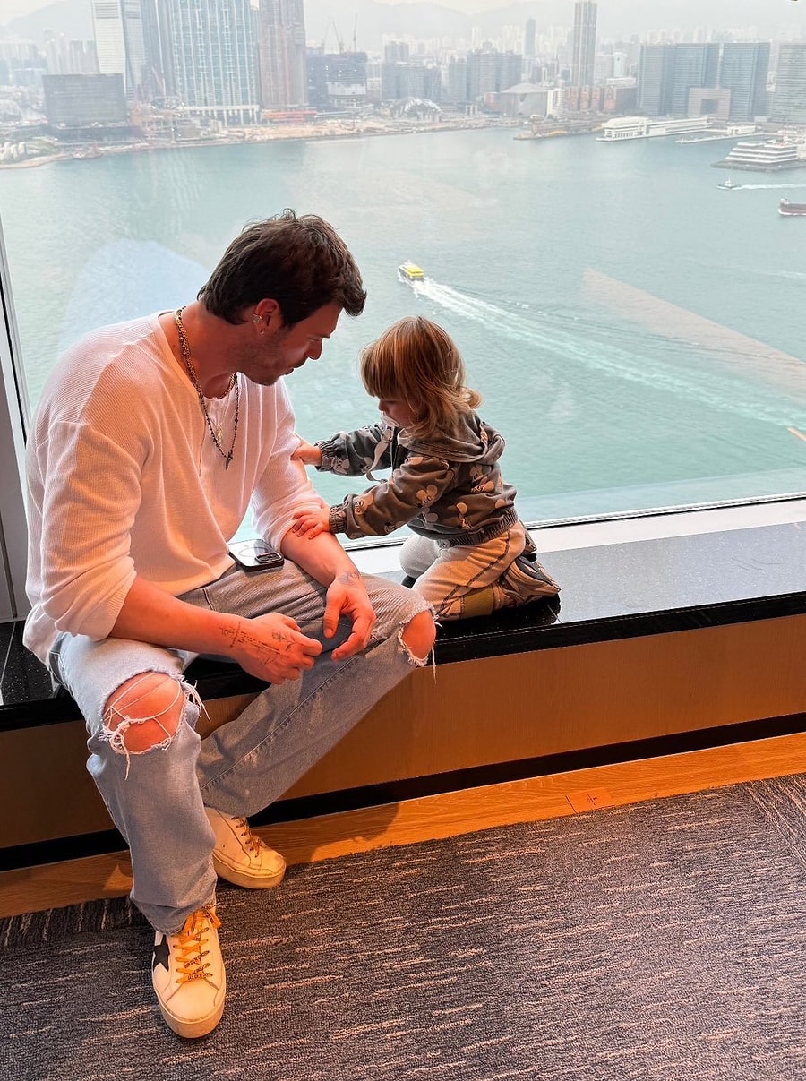 Kıvanç Tatlıtuğ ve Kurt Efe'nin Hong Kong Pozları Ortada Çıta Falan ...