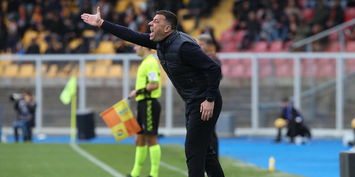 Lecce Teknik Direktörü Roberto D'Aversa Thomas Henry'ye Fiziksel ...