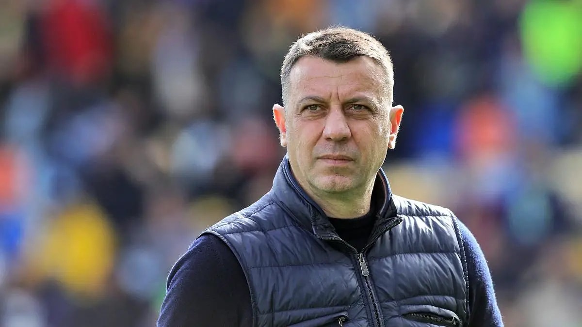 Lecce Teknik Direktörü Roberto D'Aversa Thomas Henry'ye Fiziksel ...