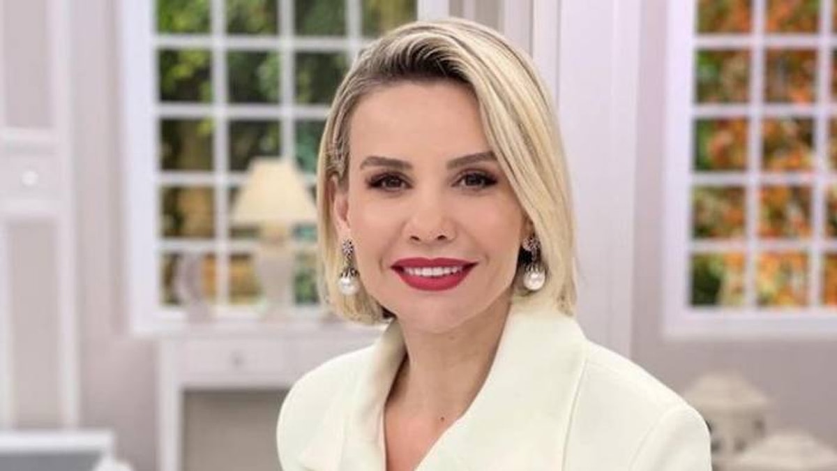 Esra Erol Canlı Yayınında El Hareketi Çeken Konuk Ortalığı Karıştırdı ...