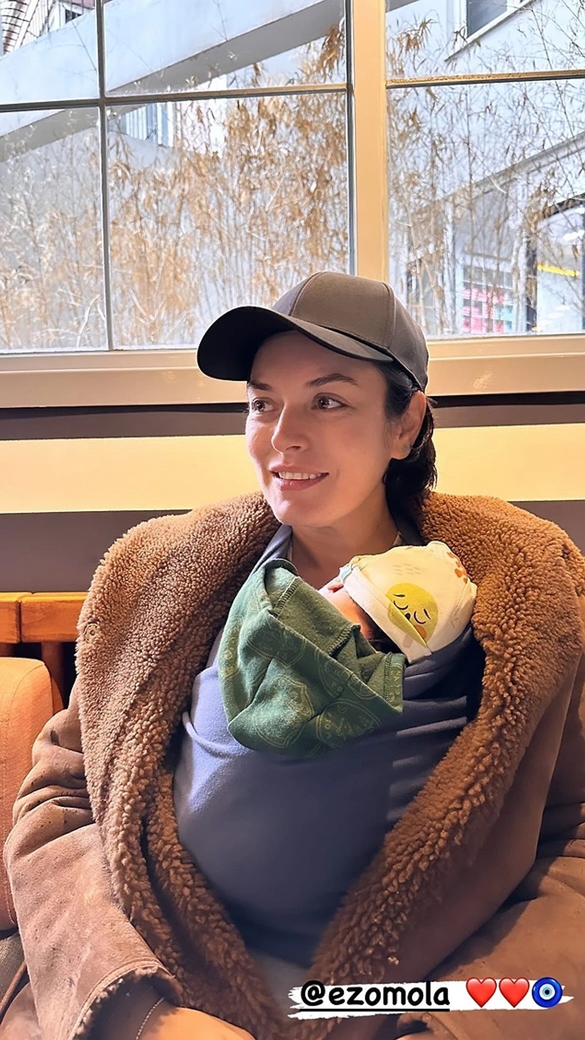 Ezgi Mola Yeni Yaşına Anne Olarak Girdi: Eşi Mustafa Aksakallı'nın Minik Can'la Tatlı Jesti ...