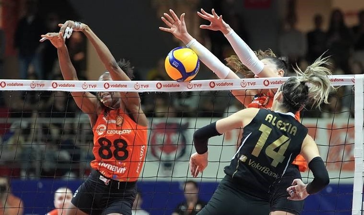 Maç Sırasında Dudakları Birbirine Değen Cansu ve Ali Frantti'nin ...