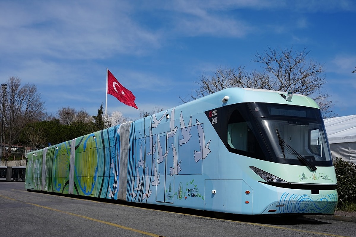 İstanbul Büyükşehir Belediyesi Elektrikli ve Sürücüsüz Metrobüslerini ...