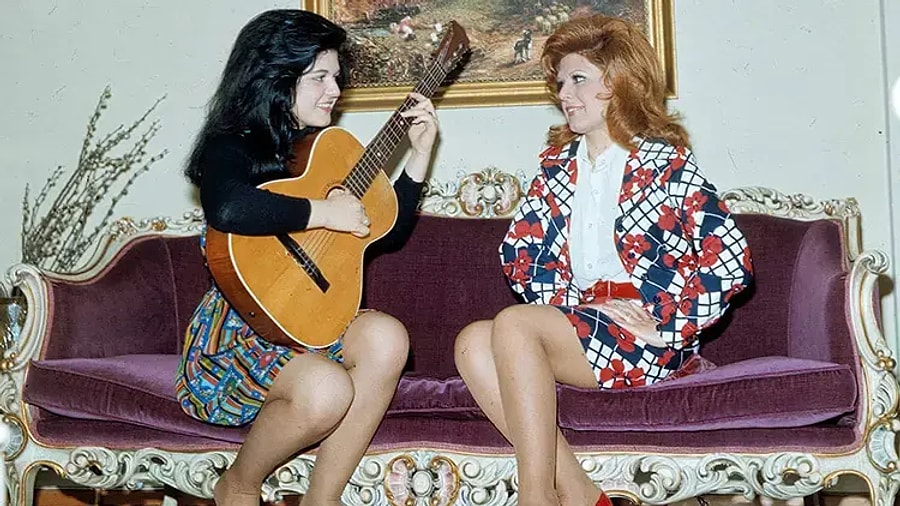 Ablasının Eşiyle Evlenen Gülden Karaböcek'in "Sen Evlisin" Parçasını ...