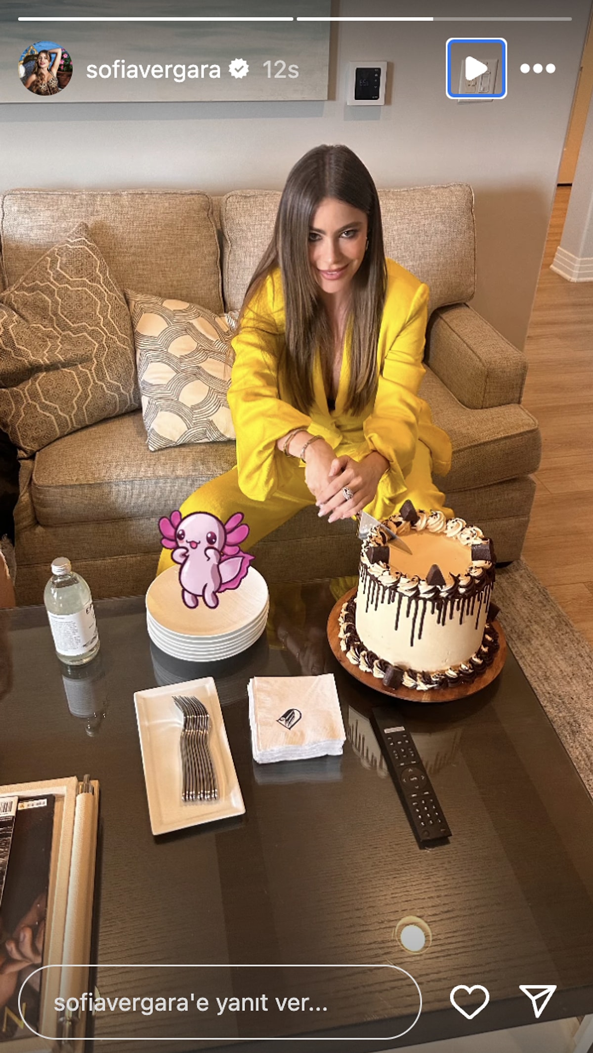 Çömelen Ice Spice'dan Küvete Giren Emrata'ya 12 Haziran'da Yabancı ...