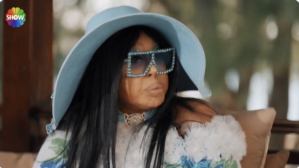 Dünya Güzellerim Tatilde'nin İlk Bölümünde Bülent Ersoy, Safiye Soyman ve Banu Alkan Birbirine ...