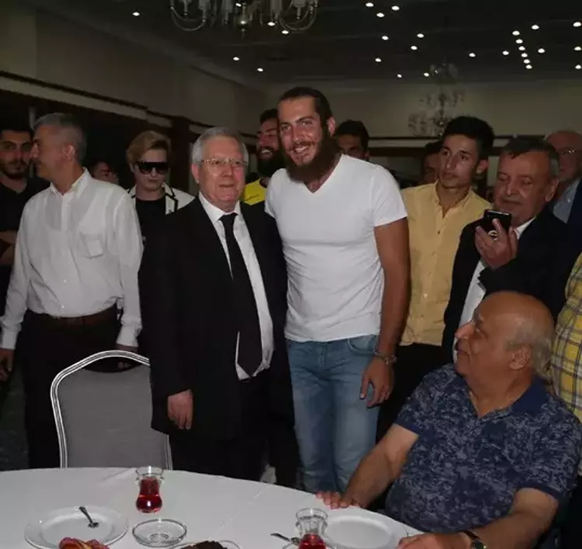 Aziz Yıldırım ile Yemek Yiyen Survivor Şampiyonu Ogeday Girişken'in ...