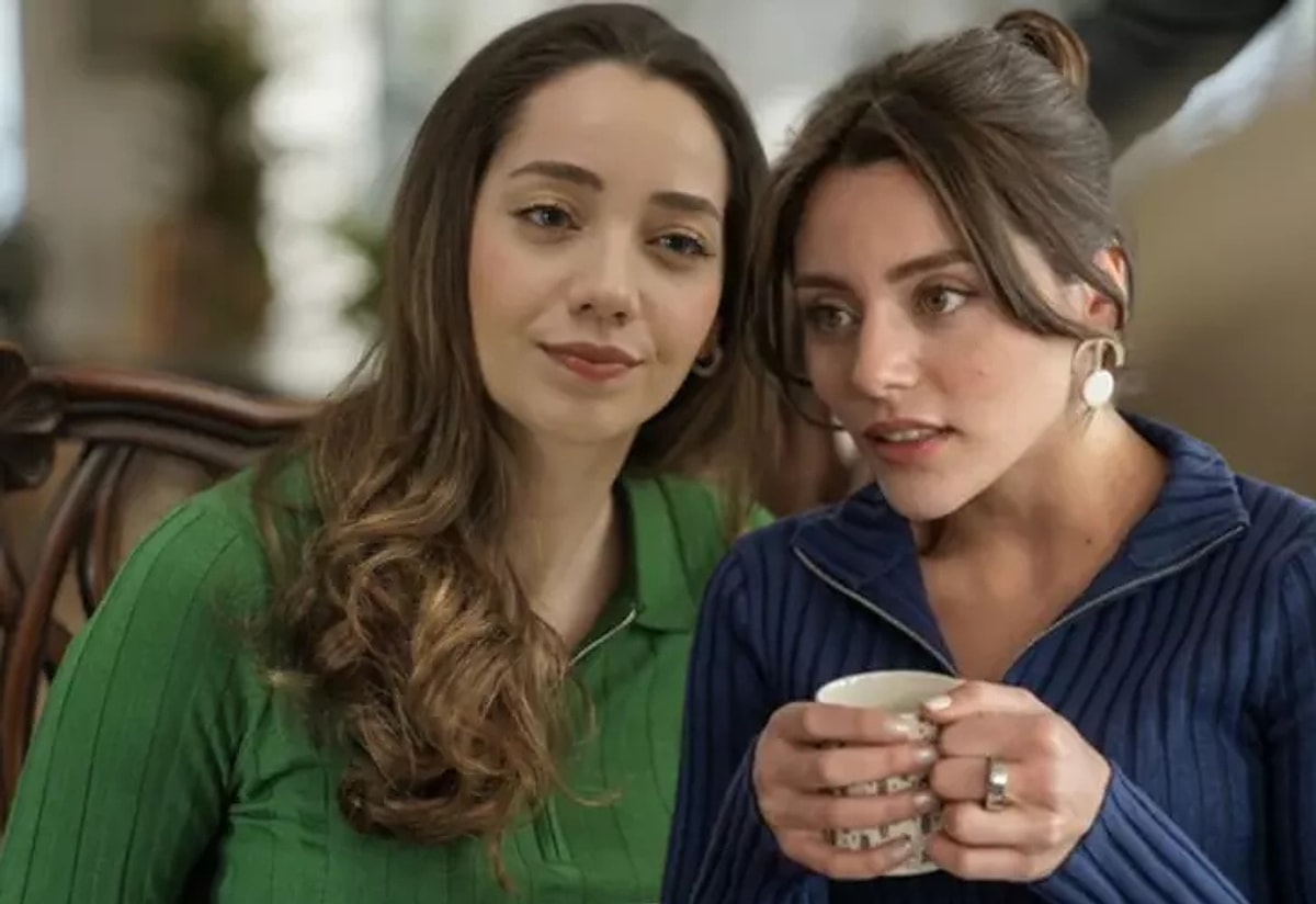 Kızılcık Şerbeti Kızları Sıla Türkoğlu ve Özge Özacar 'Aya Benzer' Şarkısıyla Kurtlarını Döktü ...