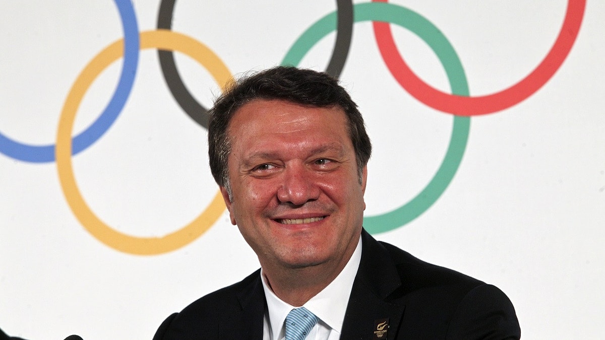 Hasan Arat, Gündem Olan Kablolu Kulaklığı İçin Esprili Cevap Verdi - Onedio