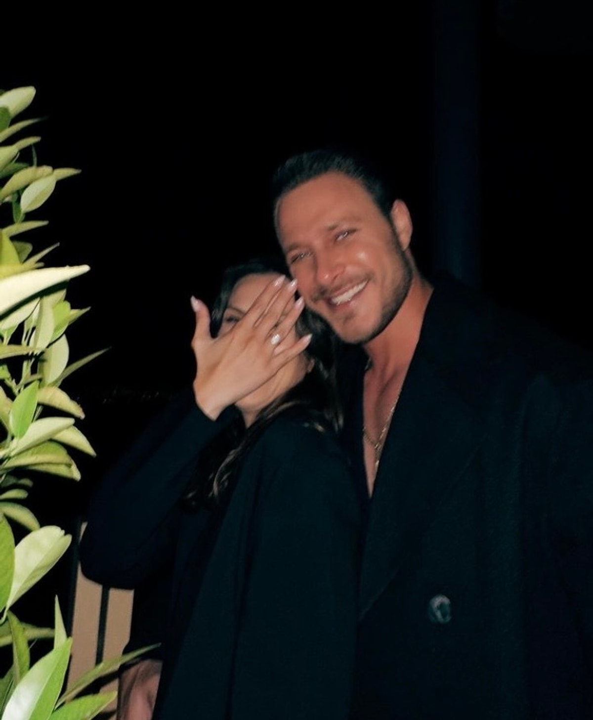 Oyuncu Burak Çelik, Sevgilisi Ece Bayrak'a Evlilik Teklif Ettiği Anları ...