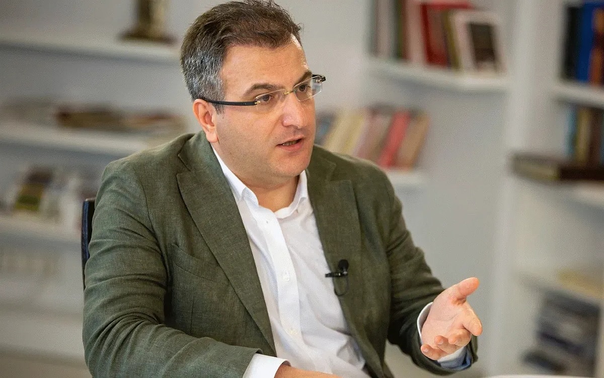 Cem Küçük, Polat Çiftini "Türkiye'de Vergi Kaçırmayan mı Var?" Diyerek ...