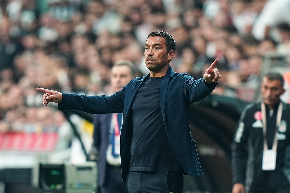 Giovanni van Bronckhorst, Beşiktaş'a 24 Sene Sonra Bir İlke İmza Attırdı - Onedio