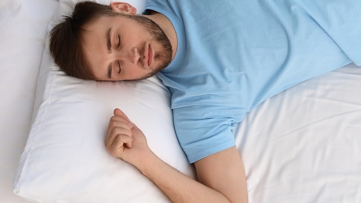 Uyurken Ellerimiz Neden Kıvrılır? - Onedio