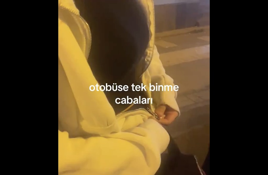 İki Genç Kız Akşam Vakti Otobüse Binerken Güvende Hissetmek İçin Erkek