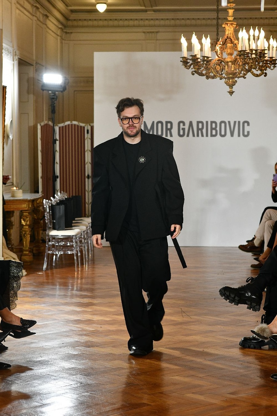 Amor Garibovic Defilesinde Boy Gösteren Kadın Ünlüleri İnceliyor ...