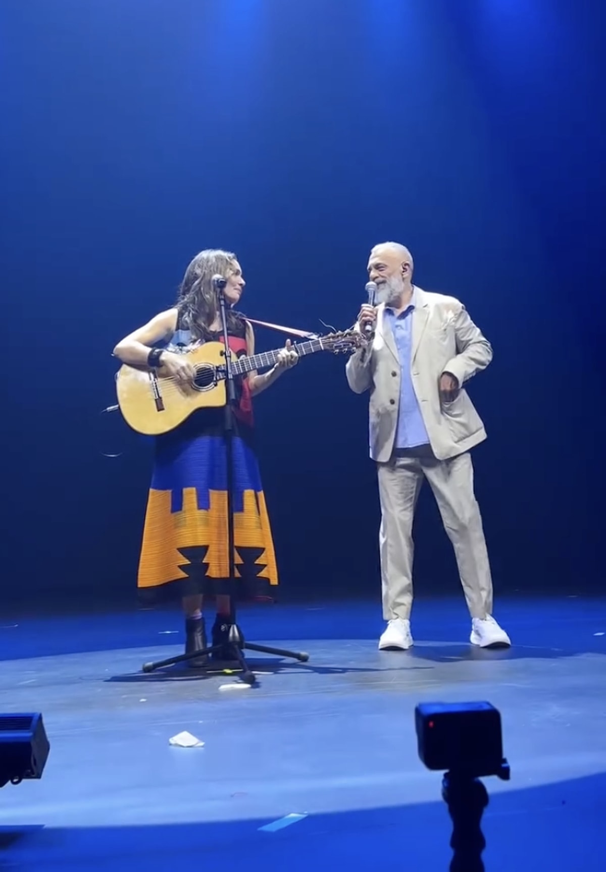 Sertab Erener, Gelini Nil Karaibrahimgil ve Abisini Sahnede Görünce ...