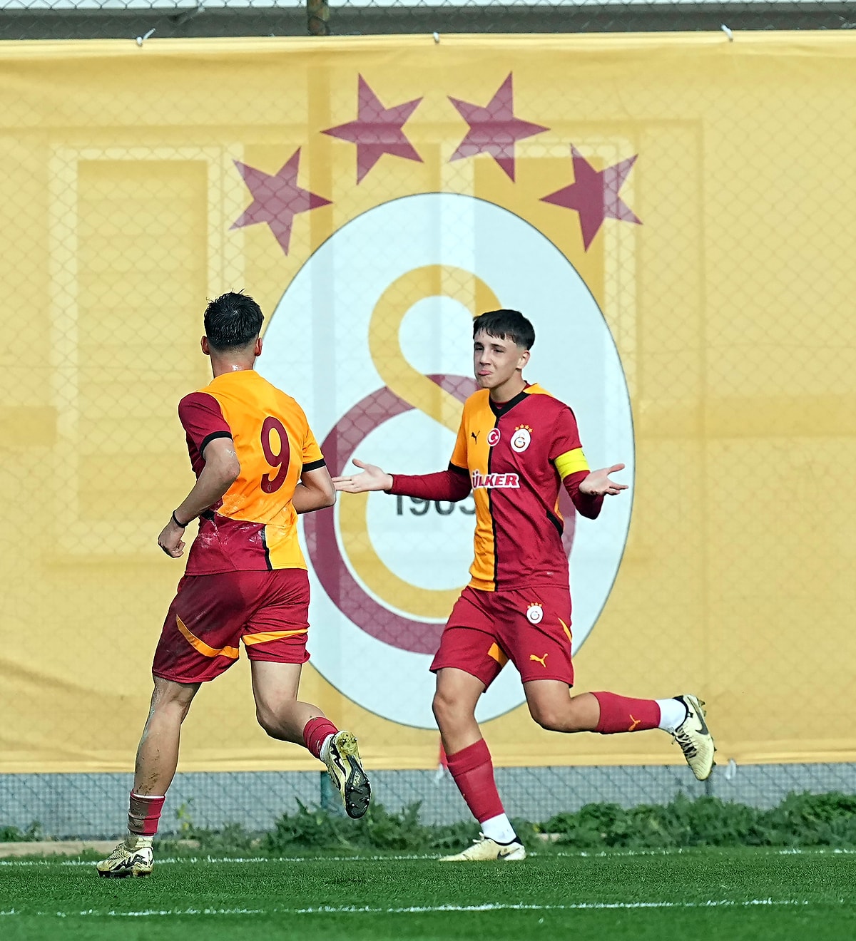 U17'de Tarihi Derbi Skoru: Galatasaray, Fenerbahçe'yi 8-1 Mağlup Etti ...