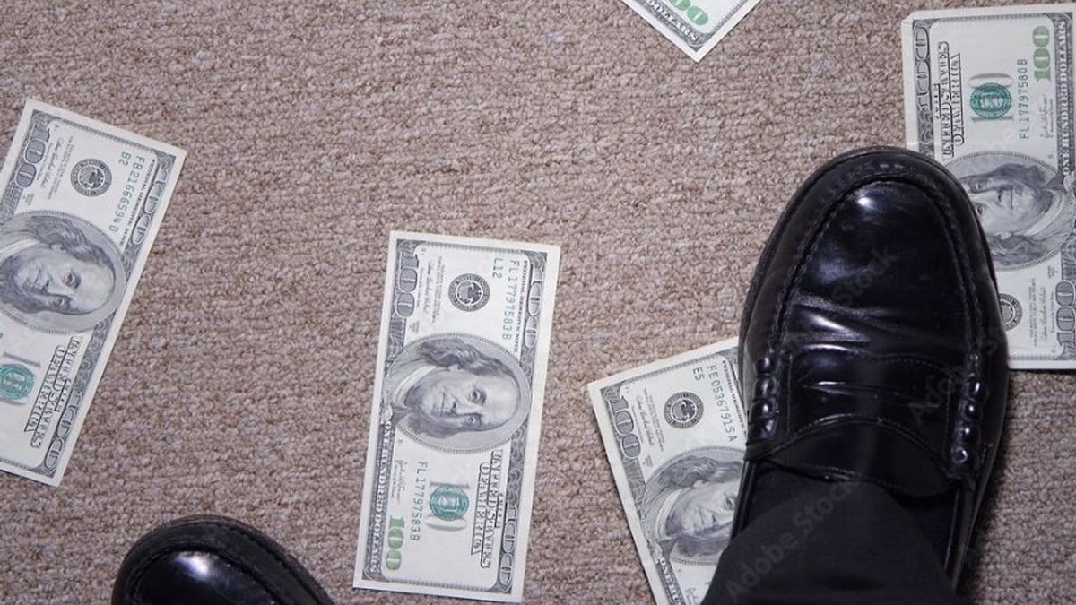 Why Is It Illegal to Step On Money in Thailand? - Onedio