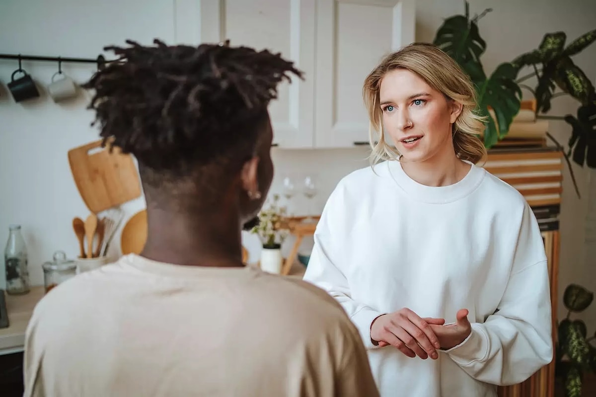 Beden Dili Uzmanı Anlatıyor: Birinin Yalan Söylediğini Konuşma ...