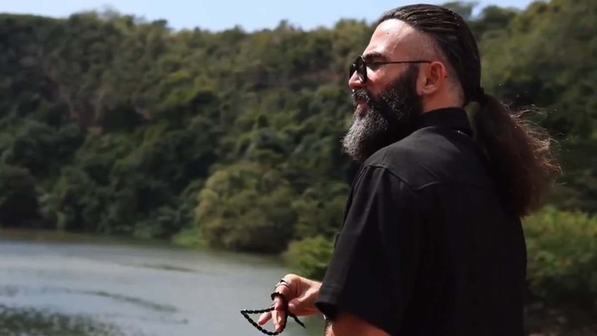 Turabi "Kiss Me Hug Me" Şarkısı Sözleri - Onedio