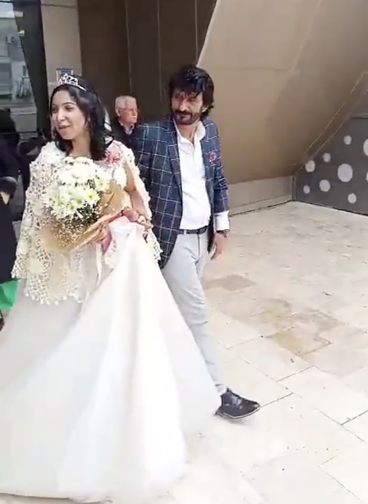 Sunucu Aslı Hünel 19 Yaşındaki Fadime ile 50 Yaşındaki Ethem'in ...
