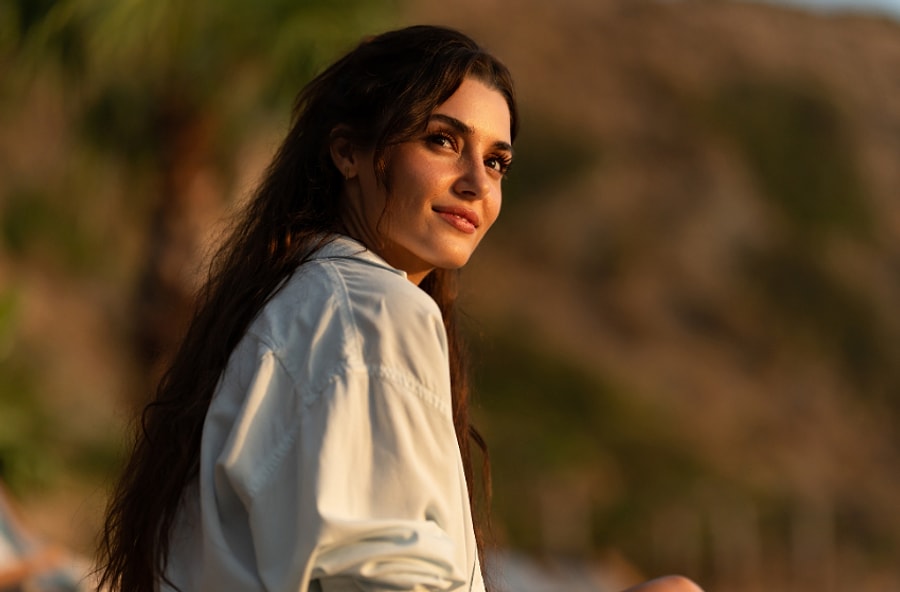 Hande Erçel ve Barış Arduç'un Başrollerini Paylaştığı Rüzgara Bırak'tan ...