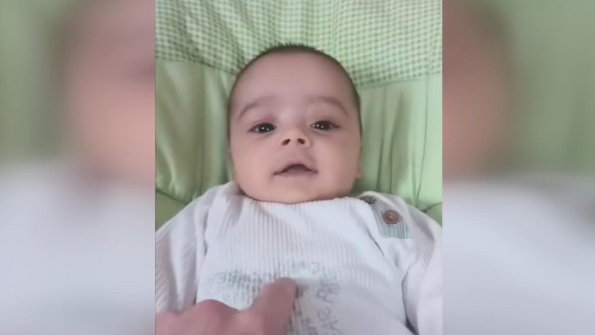 Bir Baba Depreme Bebeğini Severken Yakalandı. - Onedio