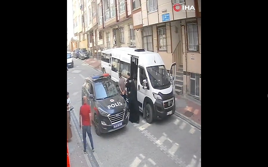 Öğrenci Polis Aracının Altında Kalıyordu - Onedio