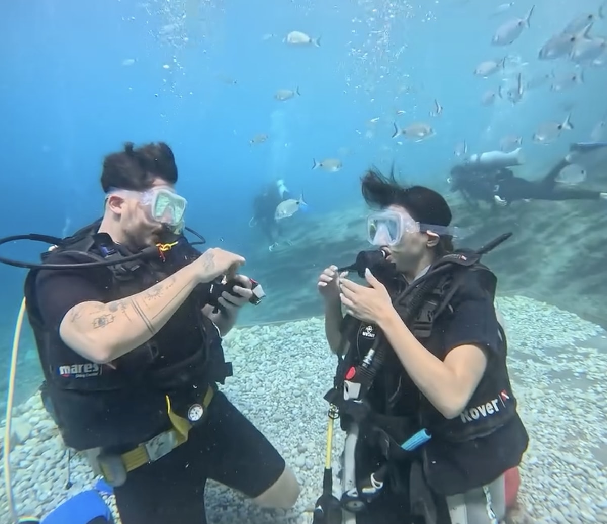 Mert İndere'den Sevgilisi Buse'ye Su Altında Evlilik Teklifi - Onedio