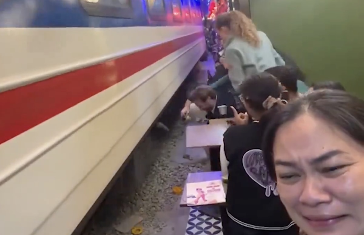 Vietnam'un Turist Trenin Altında Kalmaktan Kıl Payı Kurtuldu - Onedio