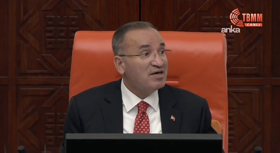 Bekir Bozdağ Kahkaha Atan AKP'li Vekili TBMM'den Kovdu - Onedio