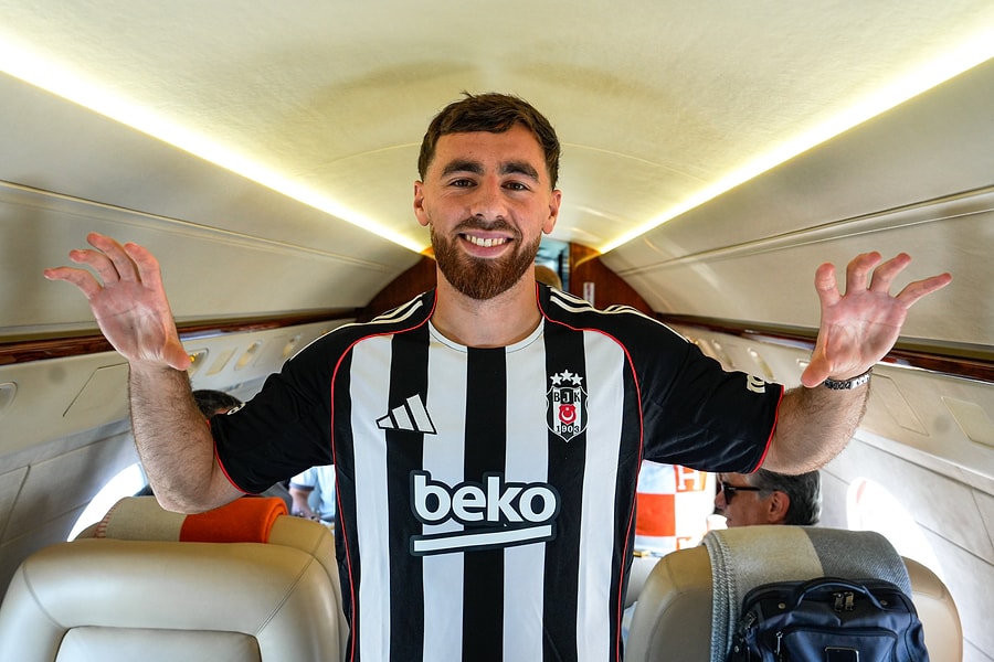 Orkun Kökçü Uçakta Beşiktaş Formasıyla Poz Verdi - Onedio