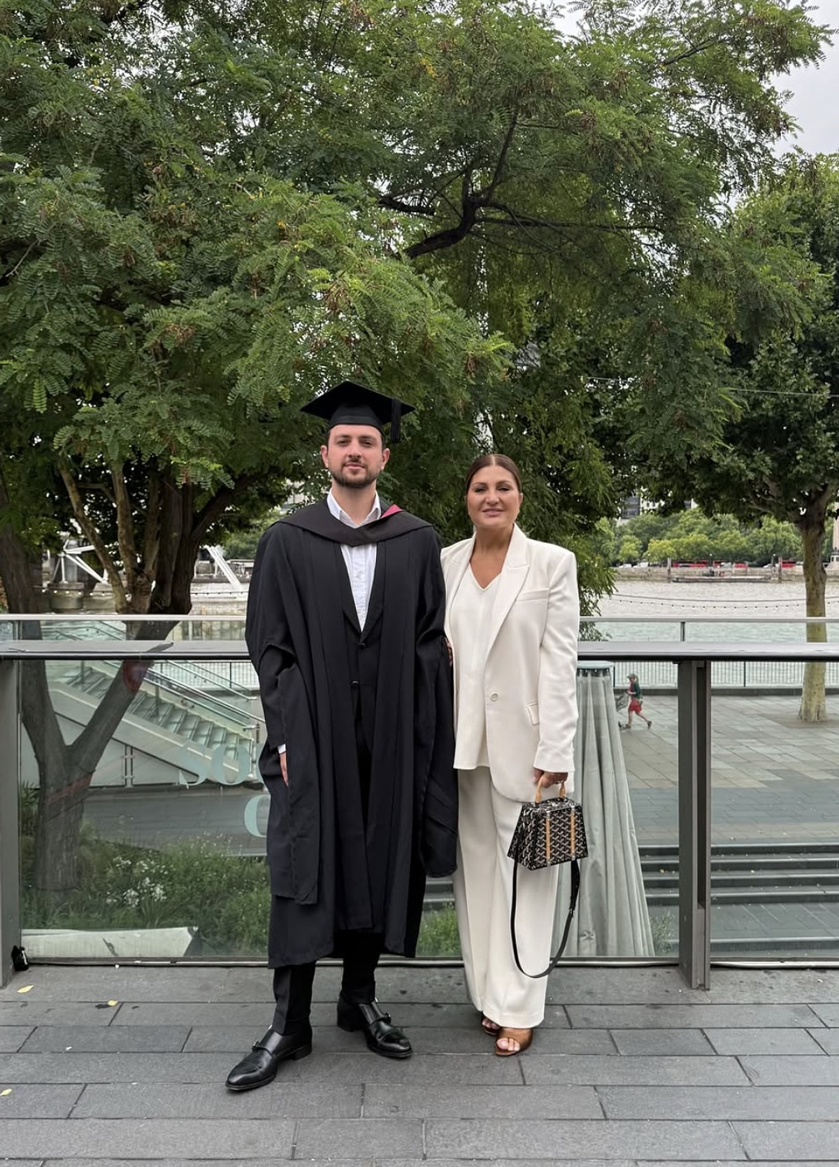 Sibel Can’ın Gurur Günü: Oğlu Emir İngiltere’den Mezun Oldu! - Onedio