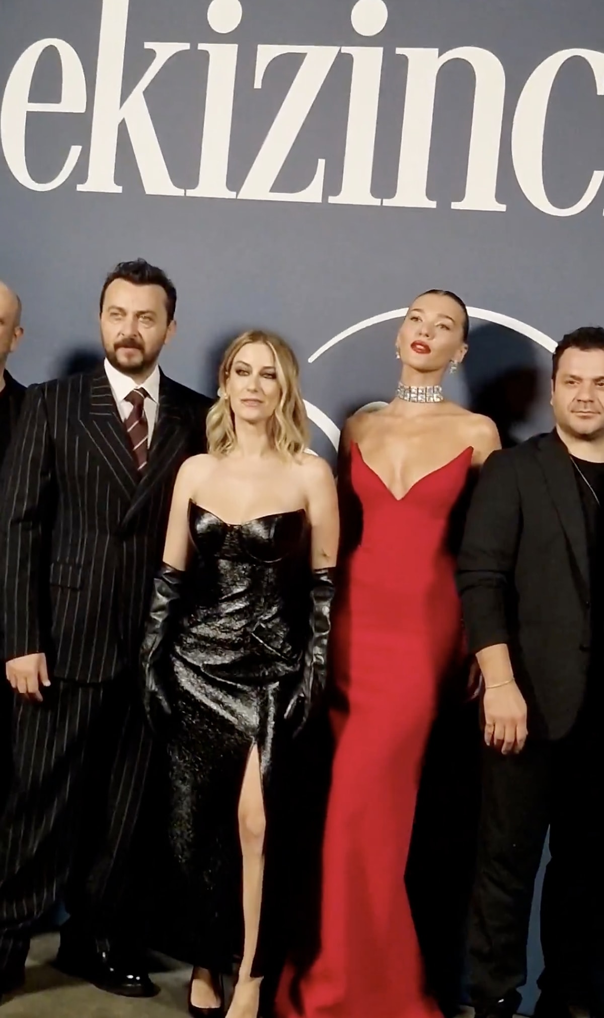 Hazal Kaya ve Melisa Döngel Arasındaki Yer Kapmaca Oyunu - Onedio