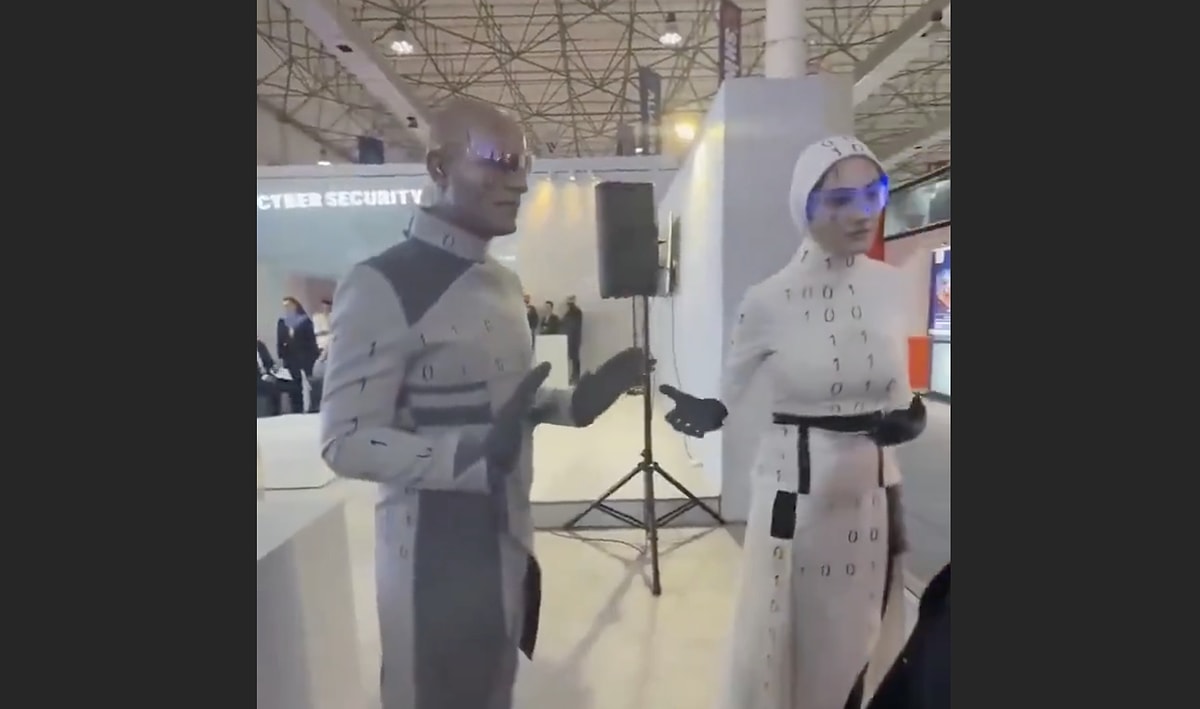 Humanoid Robots Shown at Fair Turn Out to Be Human - Onedio