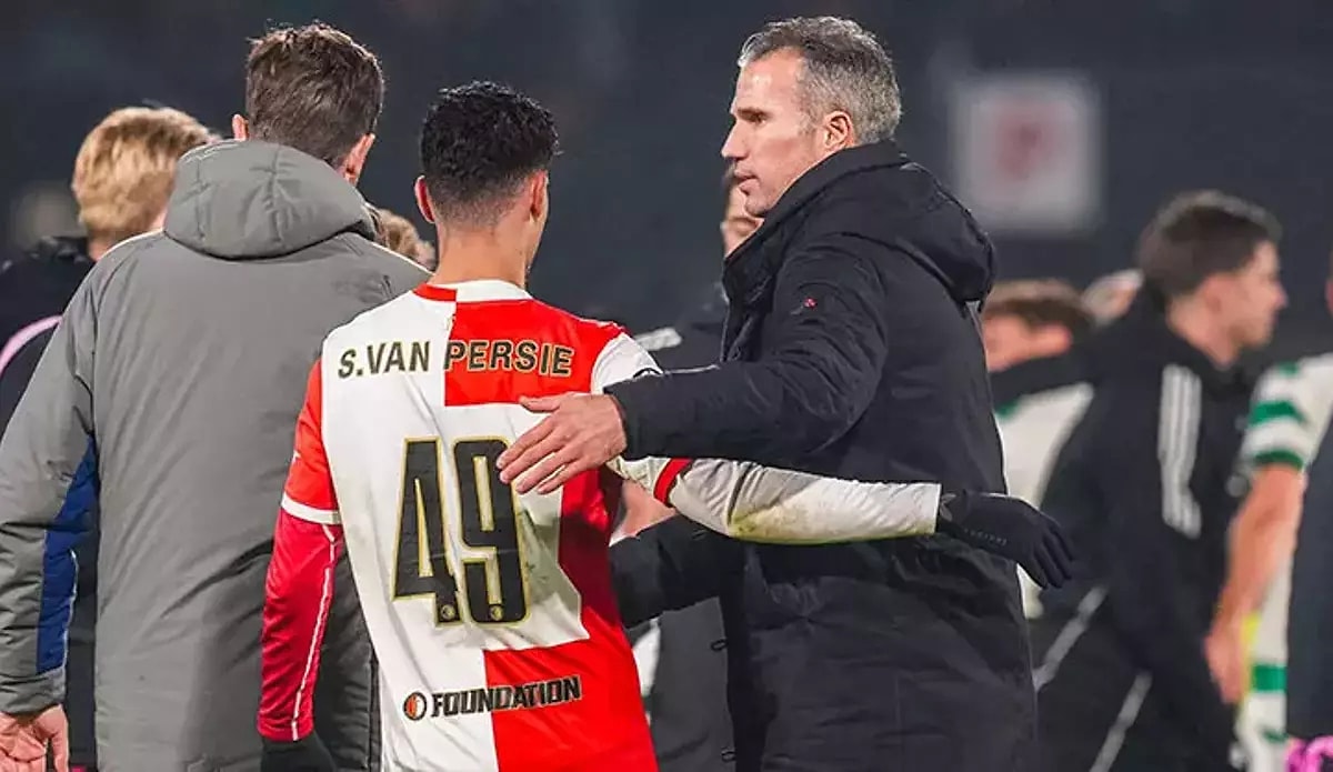 Robin van Persie Oğlunu Oyuna Aldı, Oğlu 2 Gol Attı - Onedio