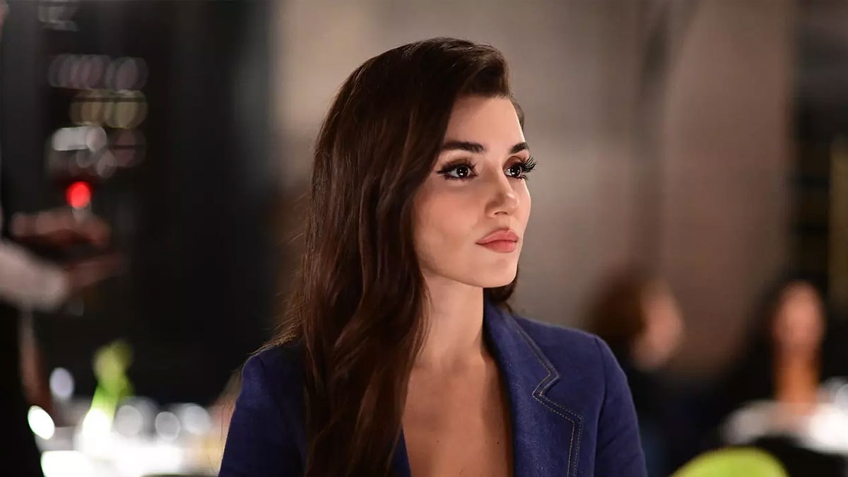 Hande Erçel Love Life And Career Details - Onedio