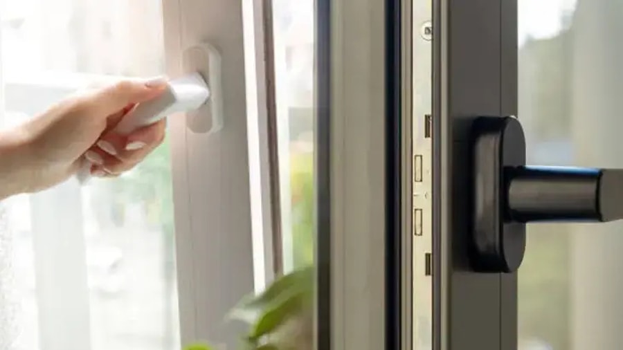 Evi Serin Tutmak İçin Ne Yapılır? Cam Açmak Sağlıklı mı? - Onedio