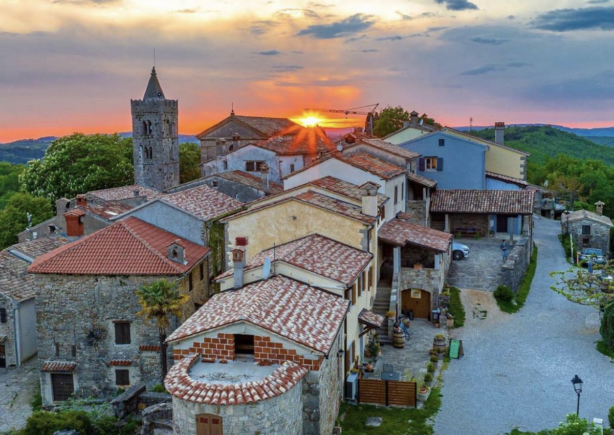 Just Two Streets! World's Smallest Town Flooded by Tourists - Onedio